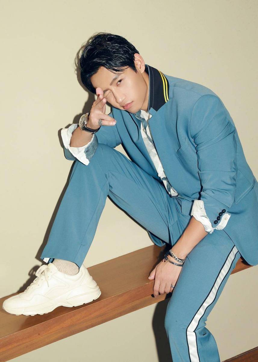 魏晨《八佰》硬汉味十足，会唱会演会穿，揭秘持续在线的魏时尚实力-搜狐大视野-搜狐新闻