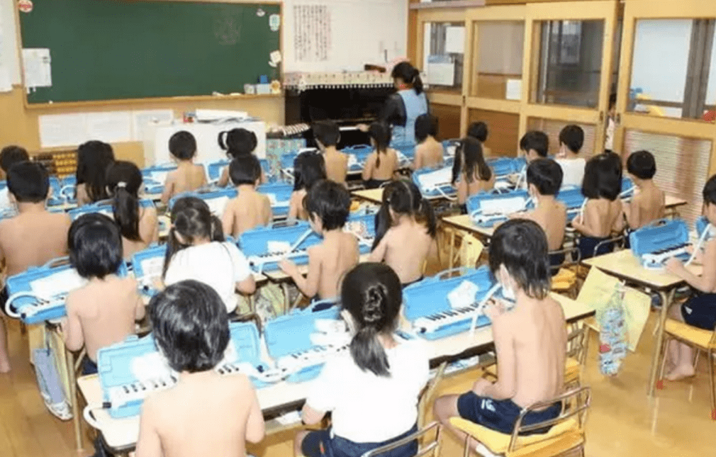 日本孩子 裸体教育”被质疑，男女混坐毫不避讳，能好好学习吗？ 搜狐大视野 搜狐新闻