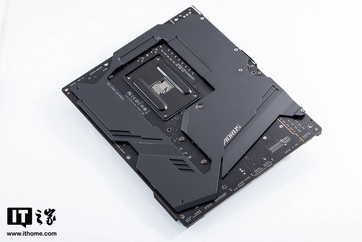 【IT之家评测室】技嘉超级雕 B550 AORUS MASTER 主板评测_接口