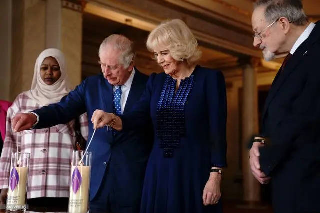 英国卡米拉王后穿蓝色长裙亮相，查尔斯穿同款配合 搜狐大视野 搜狐新闻