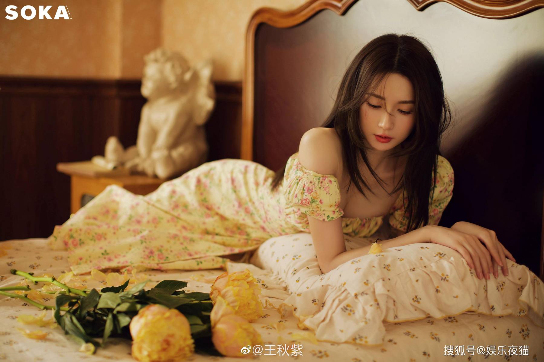 青年演员王秋紫一袭小碎花裙,温柔优雅,甜美动人 搜狐大视野 搜狐新闻