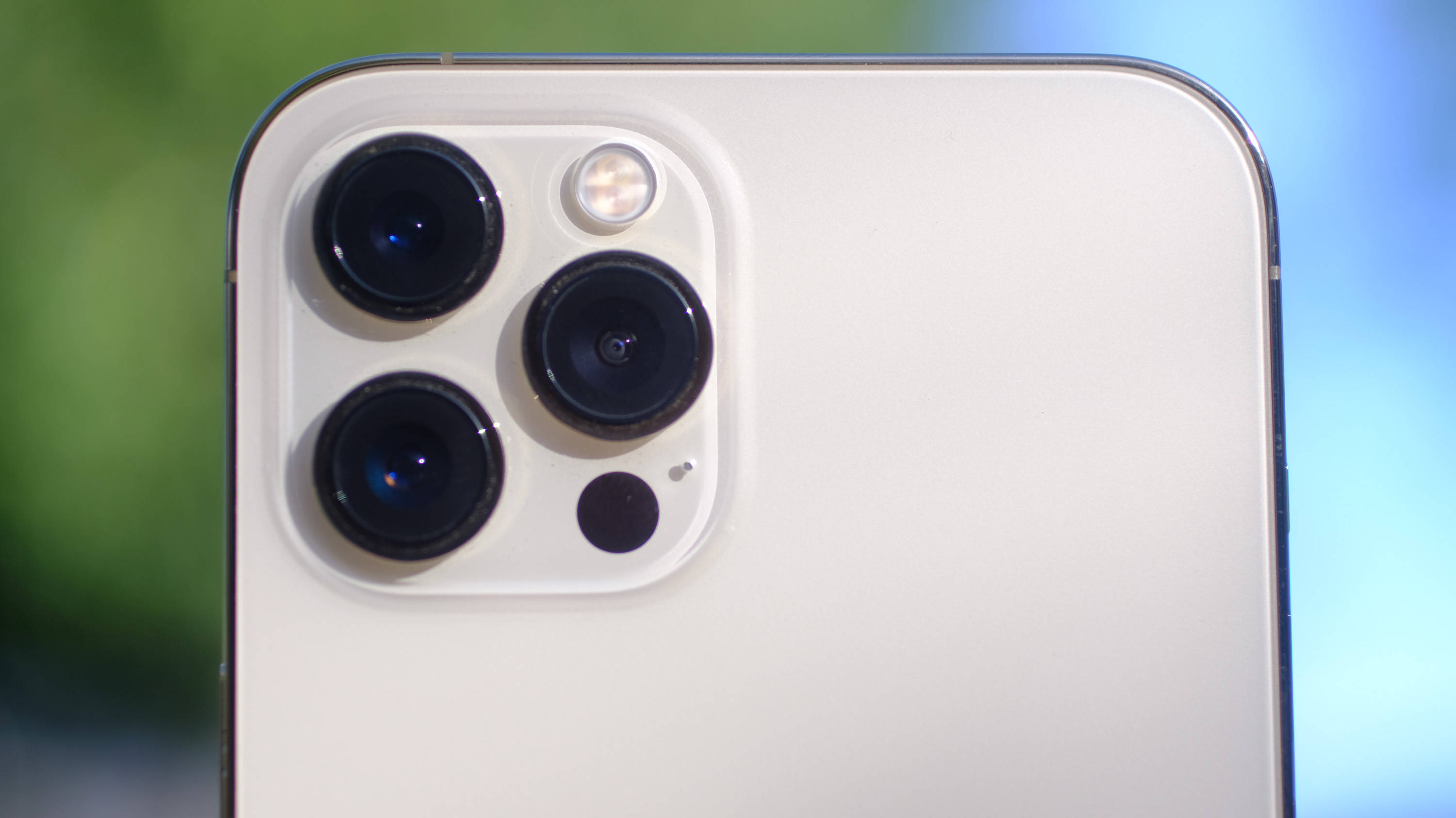 苹果iPhone 12 Pro Max评测，是不是越大越好？-搜狐大视野-搜狐新闻