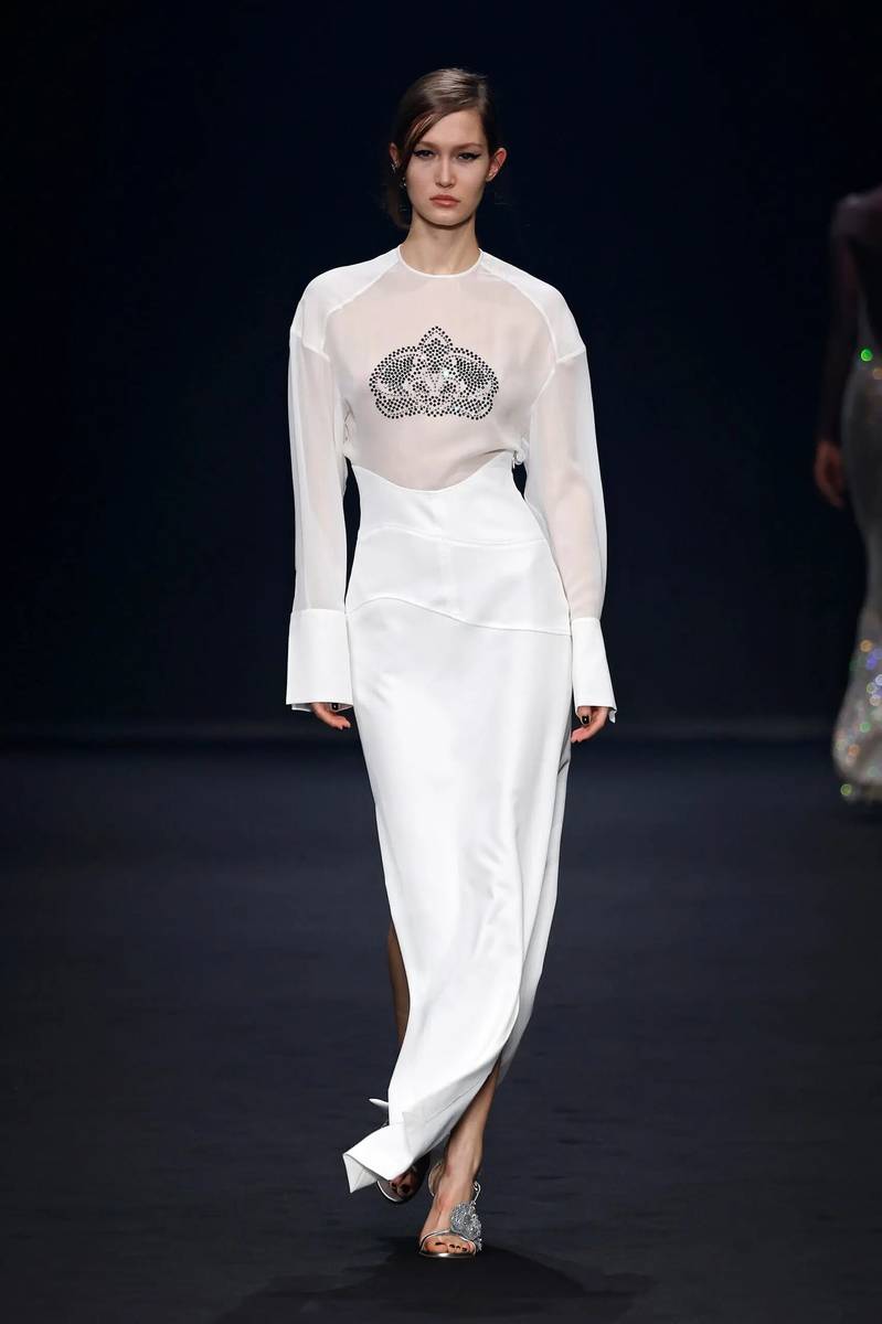 GENNY 2023米兰时装周｜夜的光色，女性的轮廓美-搜狐大视野-搜狐新闻