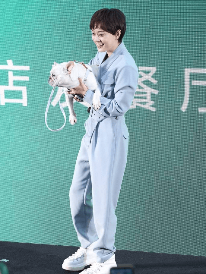 孙俪出席品牌开业活动 携狗狗亮相状态超好 搜狐大视野 搜狐新闻