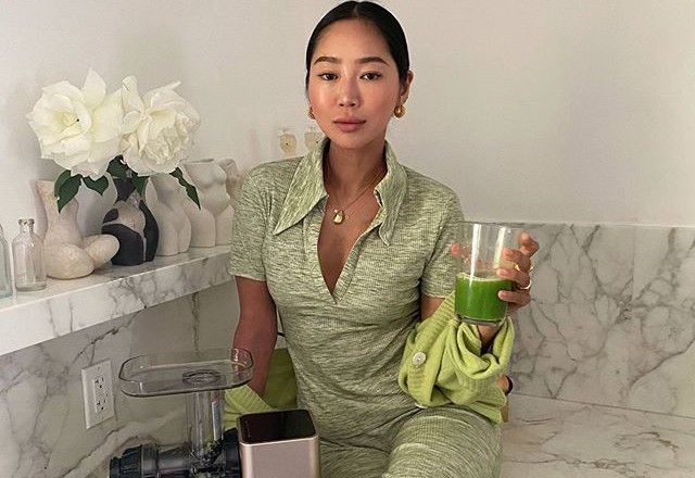 时尚博主Aimee Song维持身材的绿色饮品，就是这种蔬菜汁！_西芹