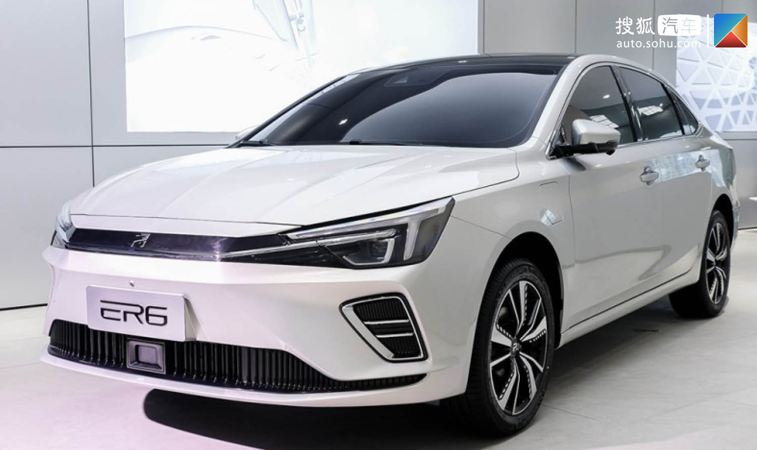 荣威ER6内饰官图曝光 全新环抱式设计_搜狐汽车_搜狐网