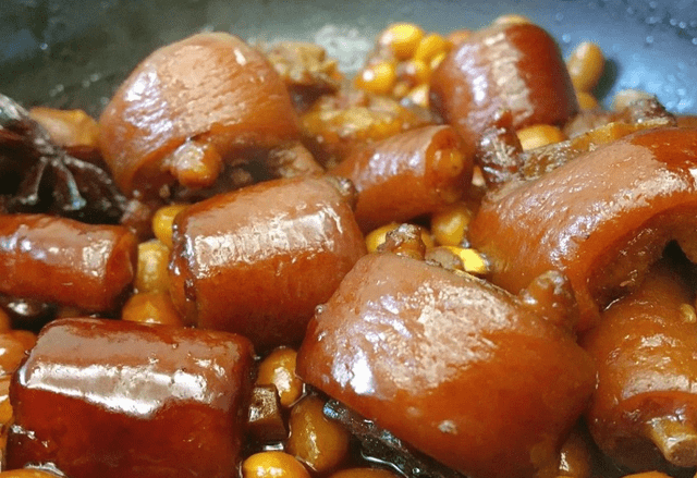 猪尾巴怎么做？大叔教你黄豆烧猪尾，脆爽劲道，香气扑鼻，超好吃_皮多