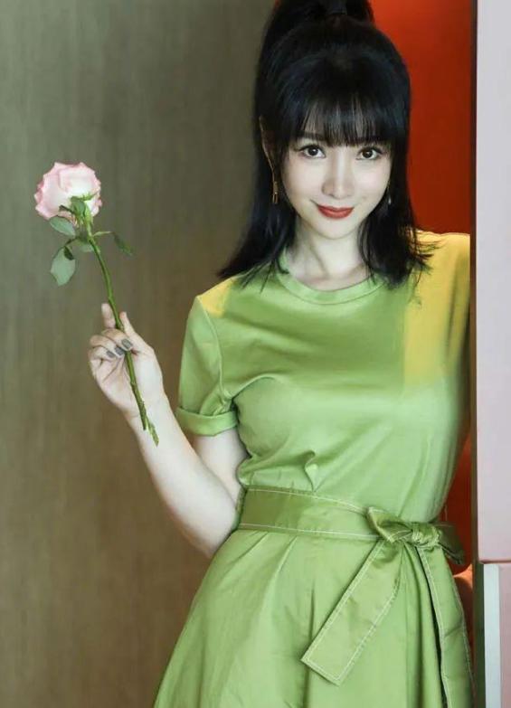 性感女神柳岩，身穿绿色连衣裙，妩媚妖娆！ 搜狐大视野 搜狐新闻