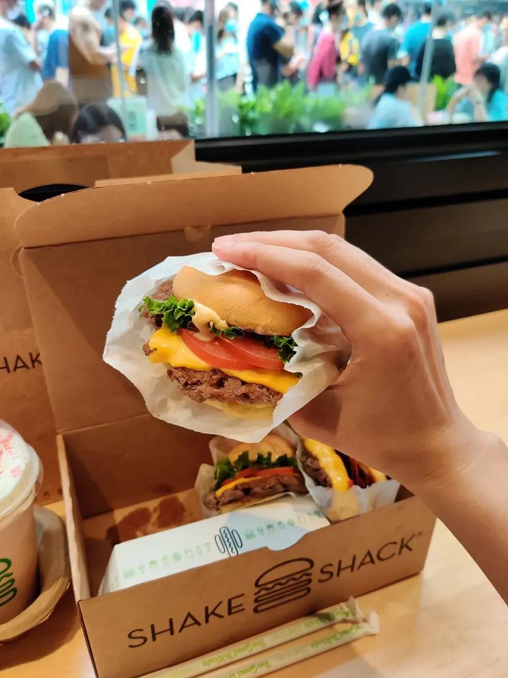 怎么让顾客哭着排队也要吃到，Shake Shack早研究透了！-搜狐大视野-搜狐新闻