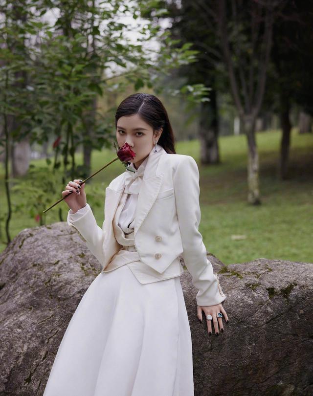 逆袭少女宋妍霏身材真好，珍珠白哥特风长裙，气质温婉又优雅衣服