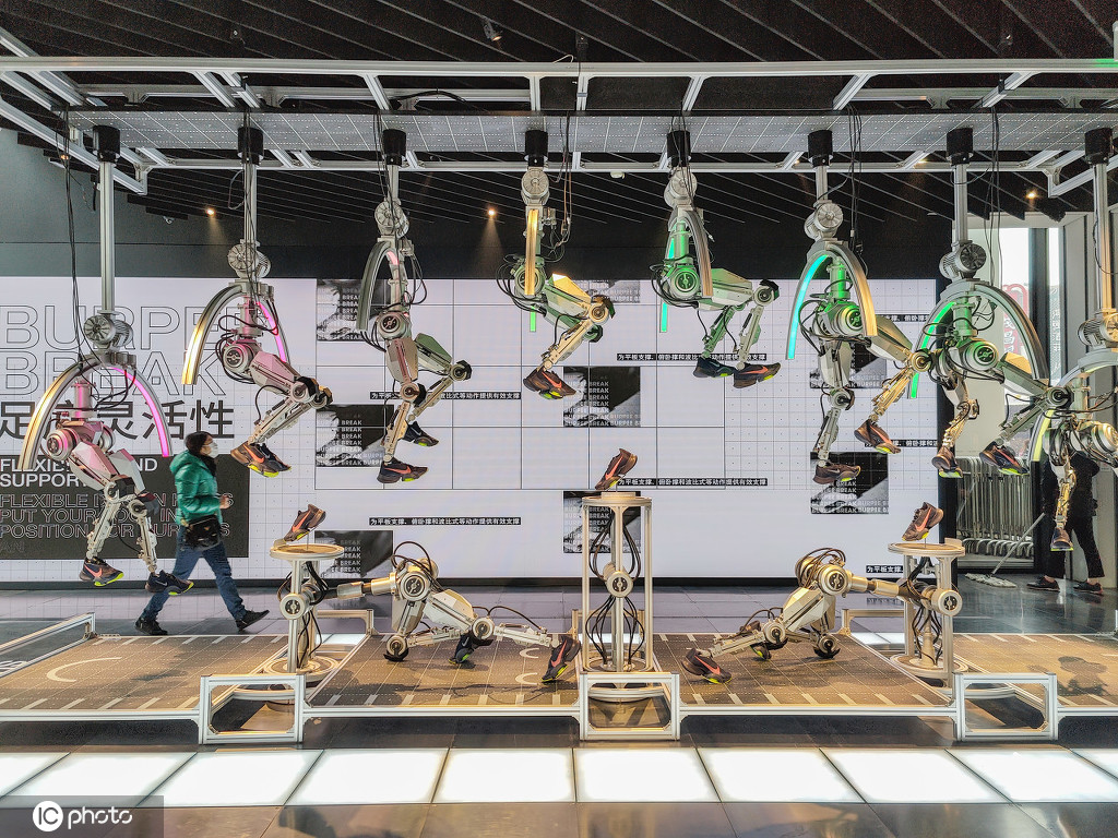 耐克上海南京路旗舰店 炫酷机械装置科技馆十足-搜狐大视野-搜狐新闻
