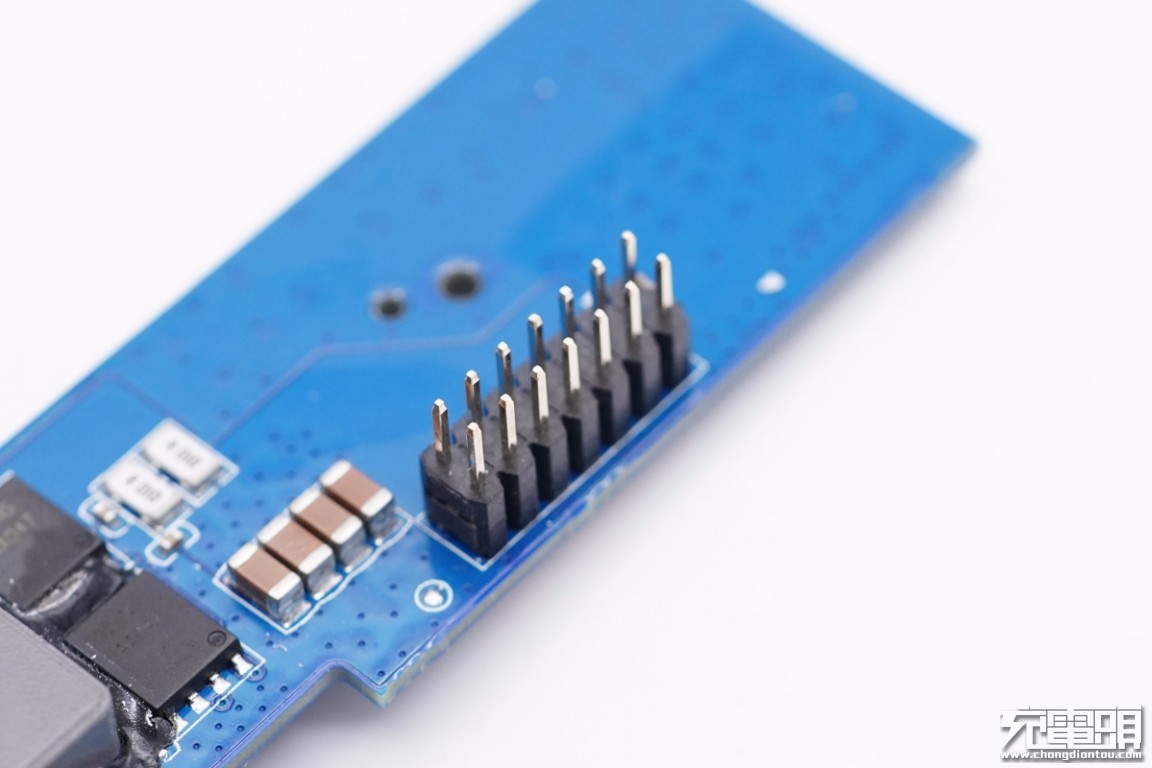 紫米20号快充移动电源拆解，内置三颗南芯SC8815升降压转换器_充电