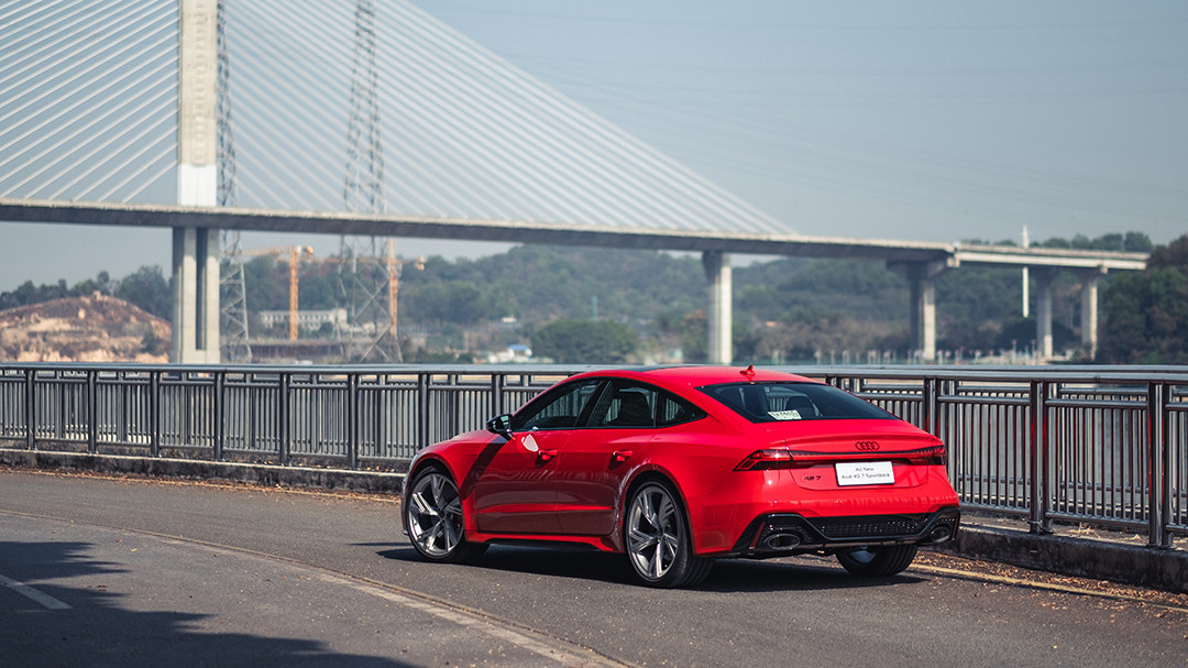 4.0T+8AT！奥迪超帅新车张扬又霸道 却意外地好开！_搜狐汽车_搜狐网