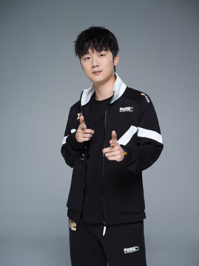 2021年王者荣耀春季赛 RNG.M定妆照-搜狐大视野-搜狐新闻