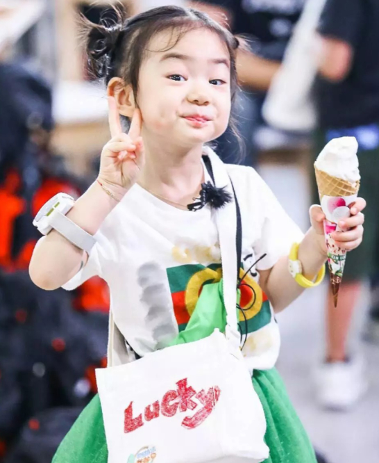 盘点娱乐圈里长得像妈妈的女儿,你觉得哪对母女最像?黄多多