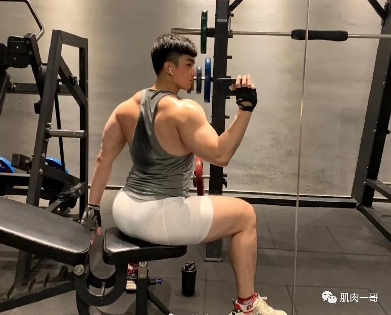 94年翘臀男教练走红网络,网友直呼我可以小哥
