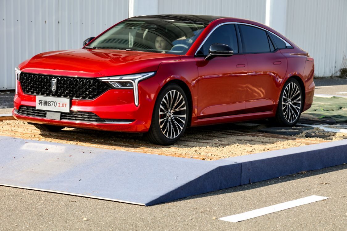 深度试驾奔腾B70 2.0T，高颜值强动力配爱信6AT_搜狐汽车_搜狐网
