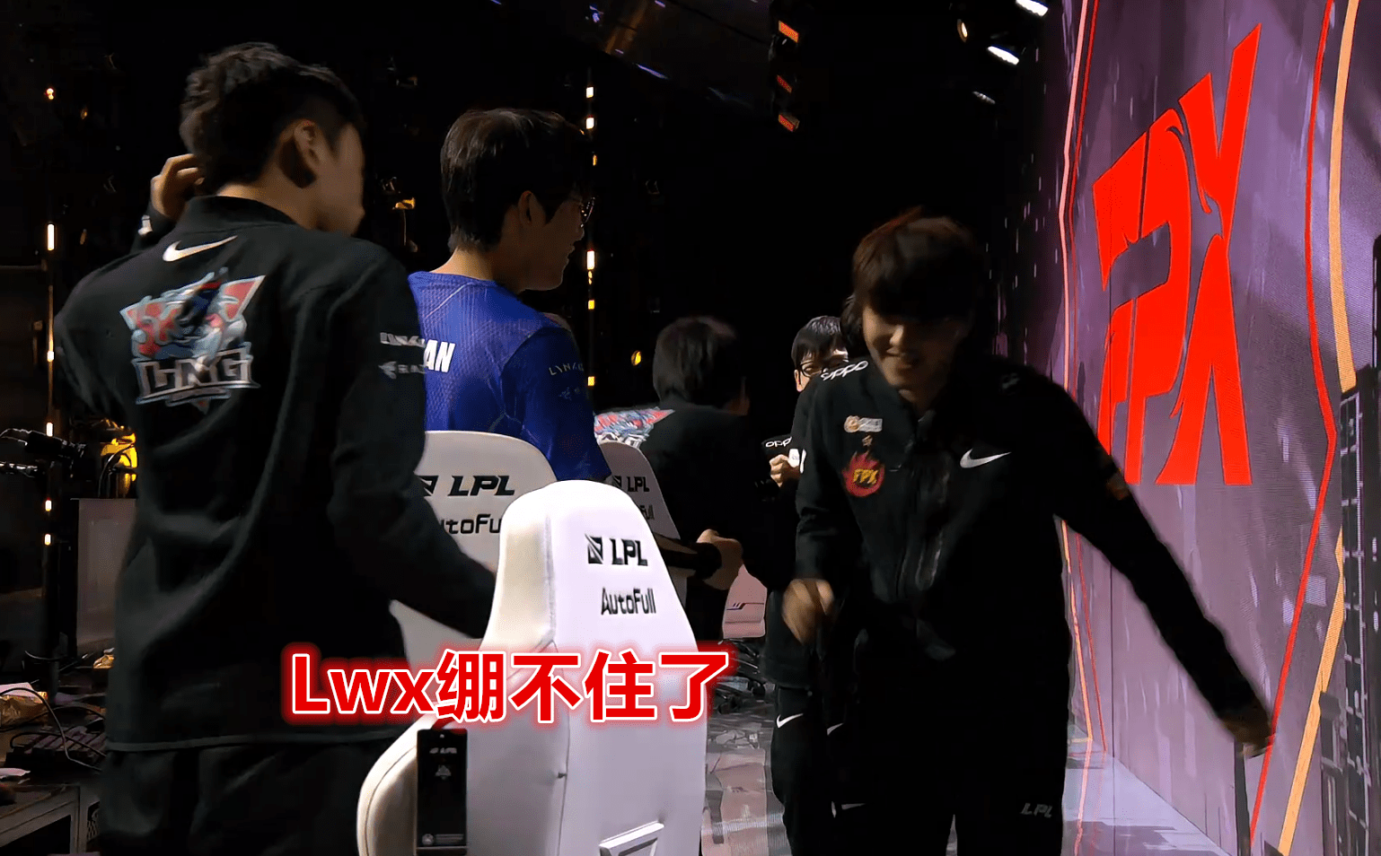 LNG被淘汰官博炸了！FPX进决赛Lwx打出新外号，反向大招诛心Doinb_战队_下路_网友