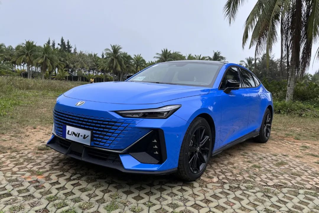 运动家轿对决，长安UNI-V对比MG6 PRO，谁更值得选？_搜狐汽车_搜狐网