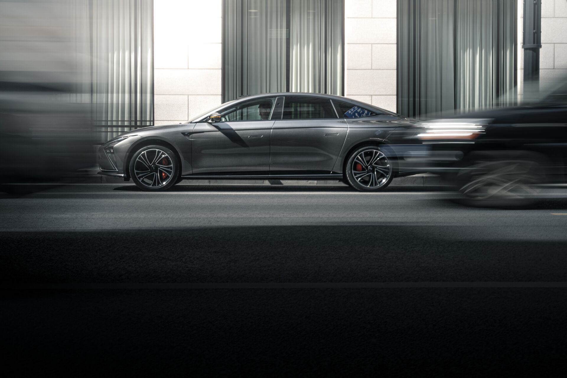 "新世界驾控旗舰"智己L7开启锁单，L7 Pro公布售价40.88万元_搜狐汽车_搜狐网