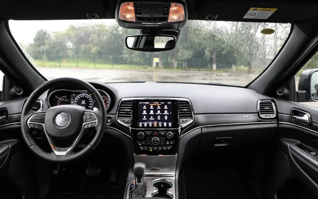 Jeep 大切诺基，3.0L V6+8AT，全车黑化气质爆表！_搜狐汽车_搜狐网