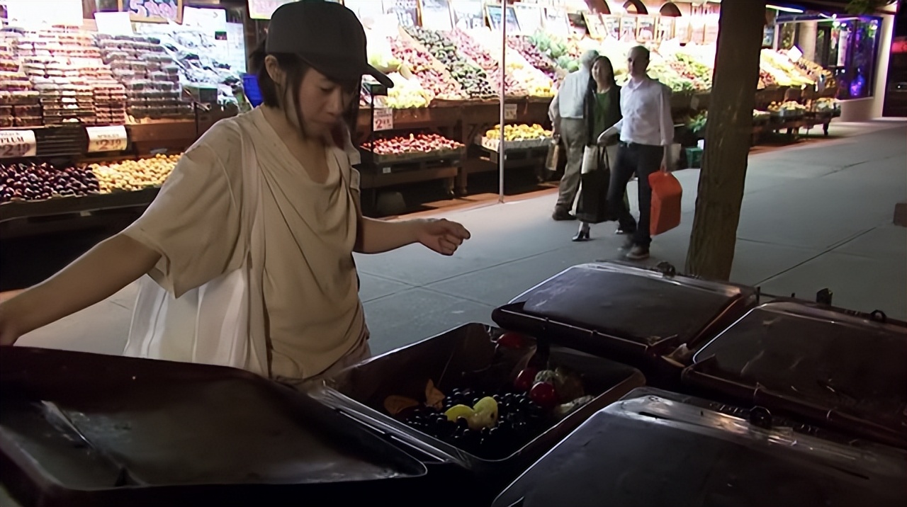 日裔女白领：20年不买内衣，厕纸重复用，吃的全靠捡，纽约买套房_Kate_食物_生活