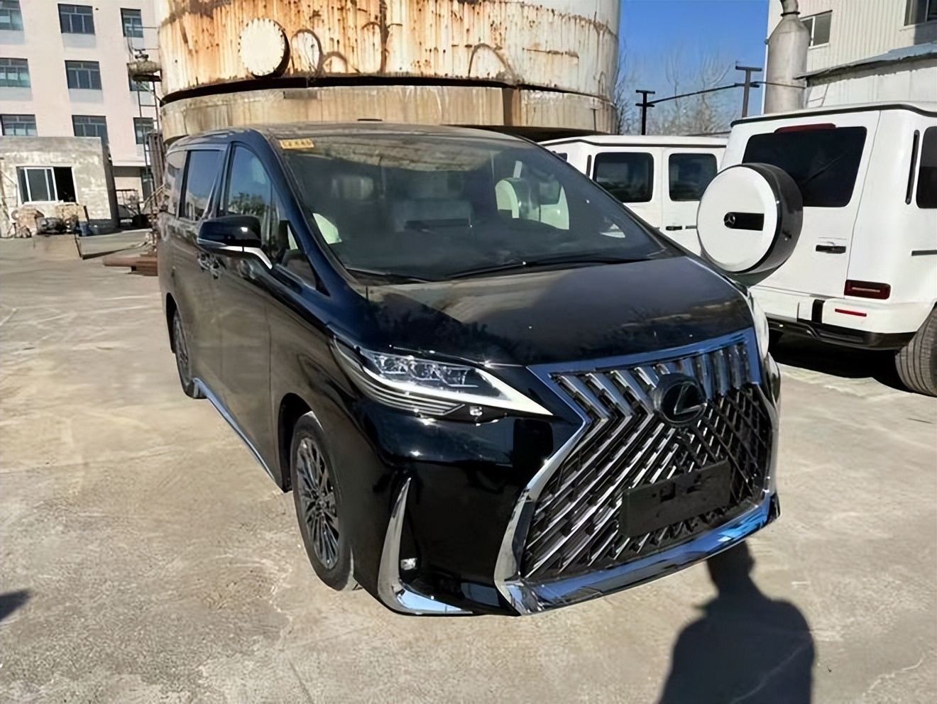 雷克萨斯LM350到港实拍 3.5升V6发动机 落地超300万_搜狐汽车_搜狐网