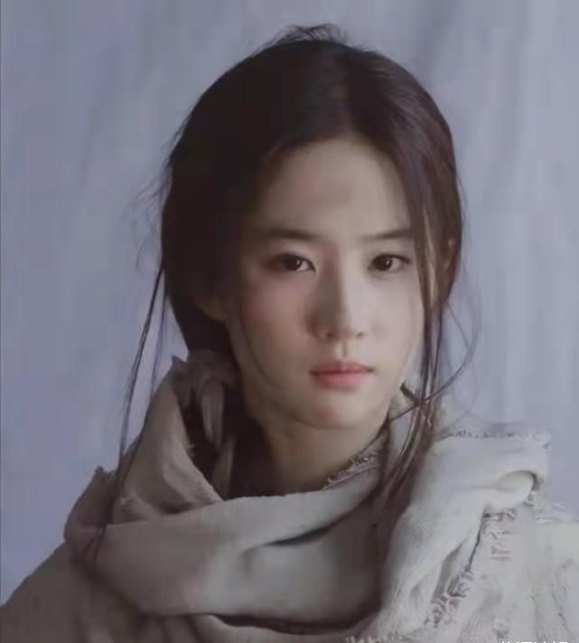 刘亦菲红色羽绒服旧照曝光，涂上黑粉仍然天生丽质难自弃，朴素大方_全靠_芳菲_美貌