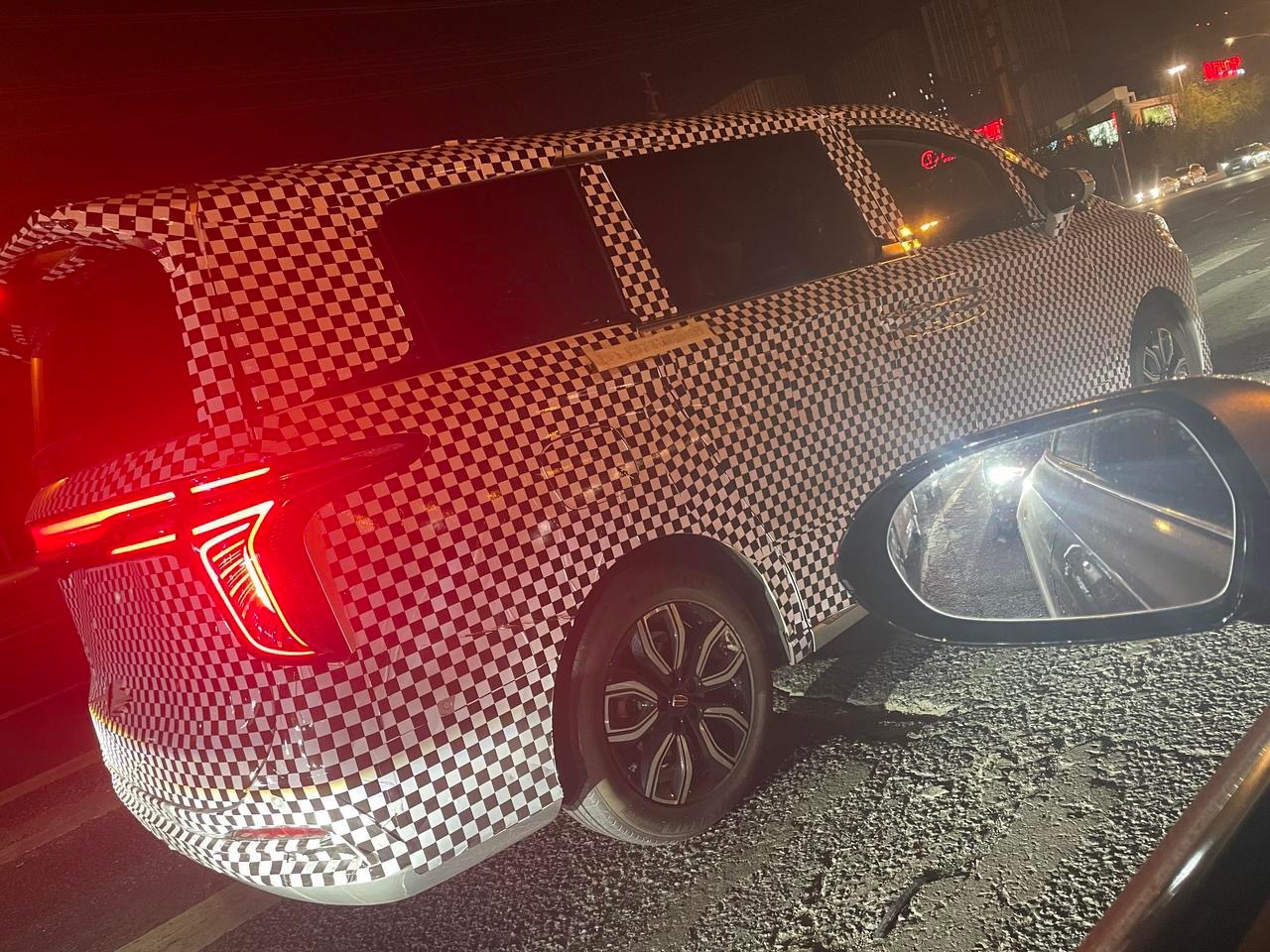 轴距3200mm 红旗全新MPV谍照曝光 有望命名为“HM9”_搜狐汽车_搜狐网