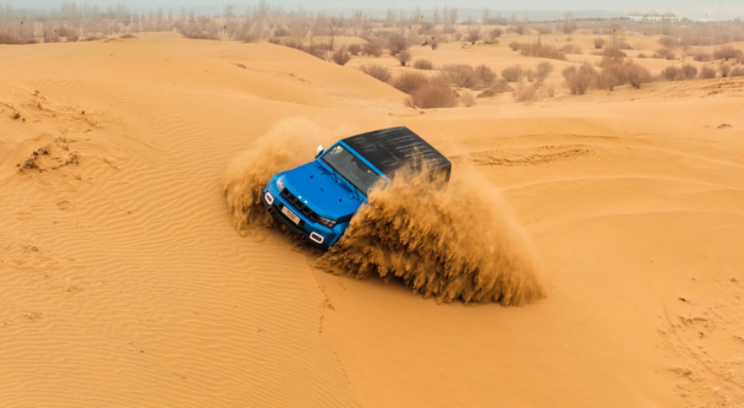 越野还是柴油好，续航高达1000km，BJ40刀锋英雄柴油版比坦克300更懂越野_搜狐汽车_搜狐网