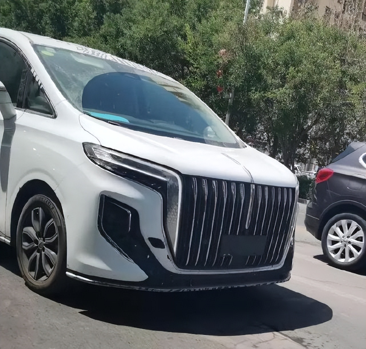 红旗首款MPV街拍曝光 命名HM9 或8月份上市_搜狐汽车_搜狐网