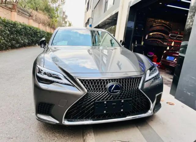 花94万买凌志LS500h，贴膜时5位小哥齐上阵，边贴边赞美_搜狐汽车_搜狐网