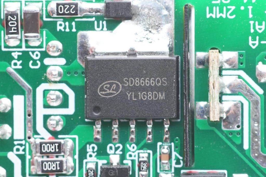 内置英集芯IP2726快充协议芯片，倍仕达33W双口快充充电器拆解_功率_小板_模块