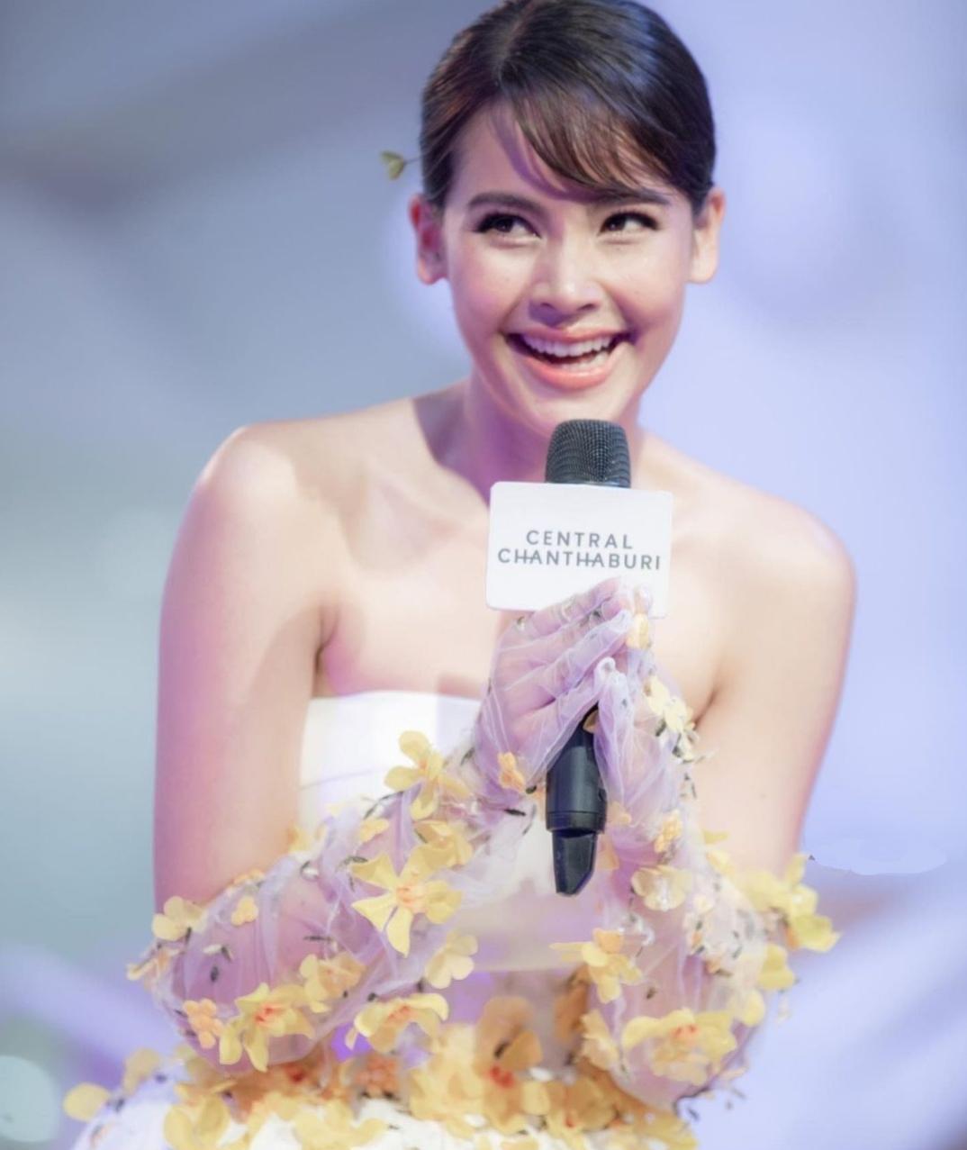 泰星Yaya：晒比基尼照的时候，用包包挡住了，我不是性感型女星_Nadech_照片_时间