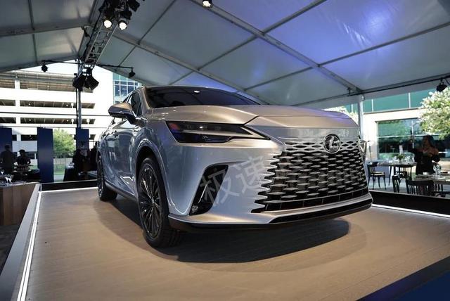 实拍新款雷克萨斯RX：质感满满，2.4T+8AT，气场不输奥迪Q7_搜狐汽车_搜狐网