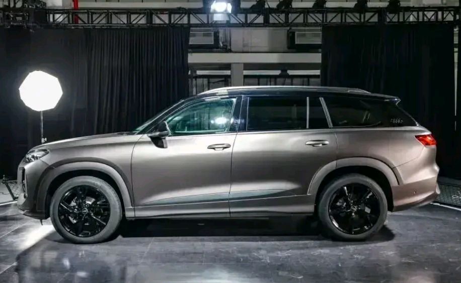 配置曝光！风格大变，全新奥迪Q6现场实拍，竞争宝马X5，会火吗_搜狐汽车_搜狐网