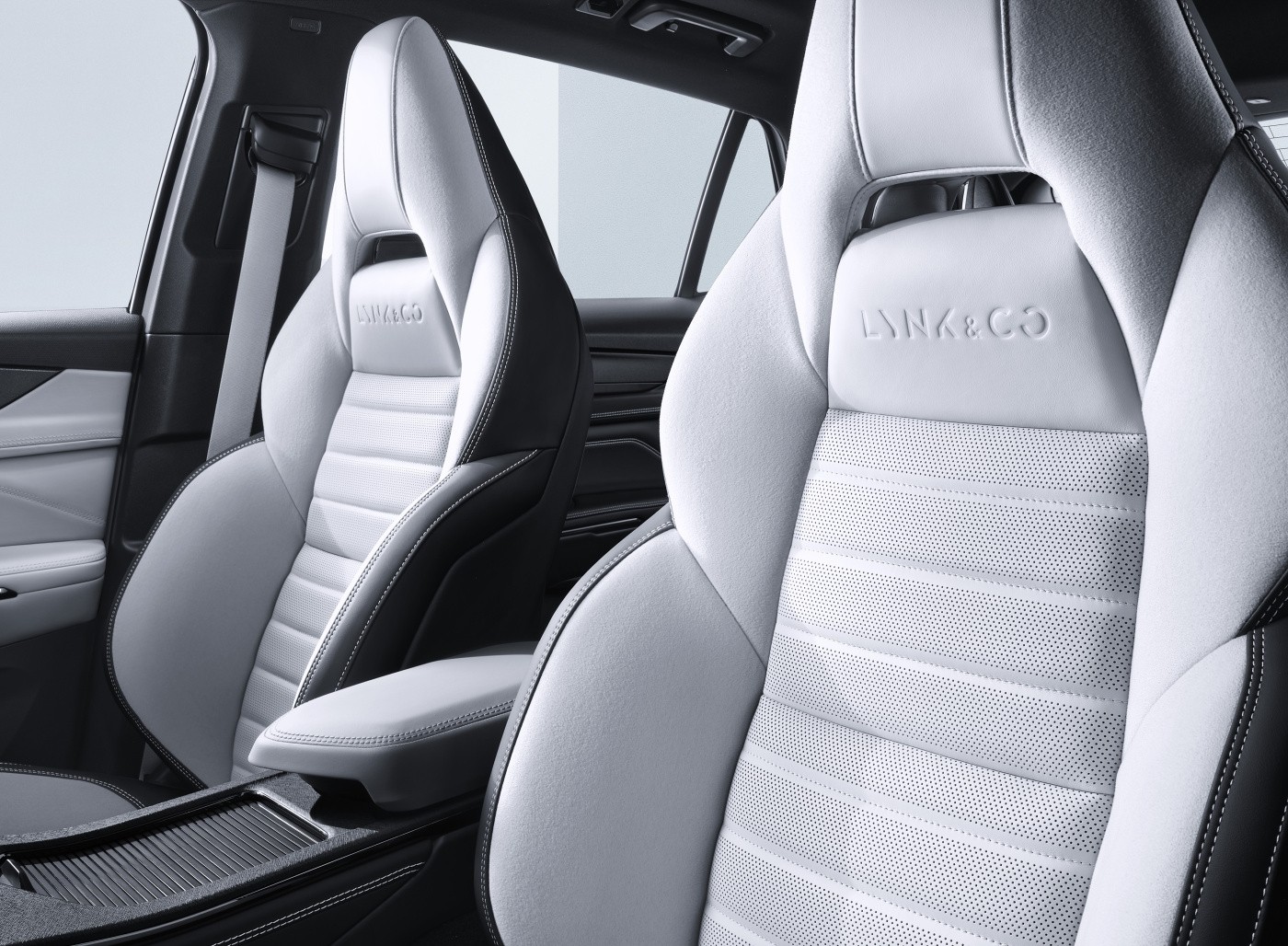 燃油车最高待遇？三联屏/4.88L油耗 领克01 EM-F上市 18.18万起！_搜狐汽车_搜狐网