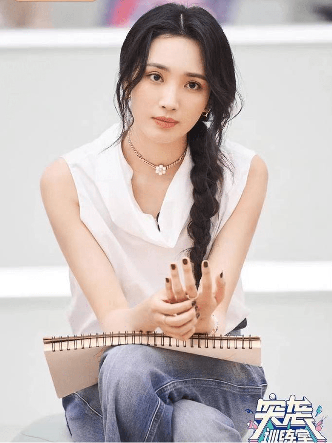 王紫璇五袖衬衫配牛仔裤 麻花辫清新少女感-搜狐大视野-搜狐新闻