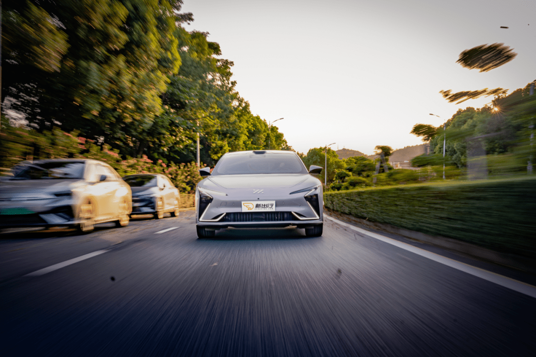 宝藏车型智己L7 vs 蔚来旗舰 ET7，40万级纯电豪华轿车谁更香？_搜狐汽车_搜狐网