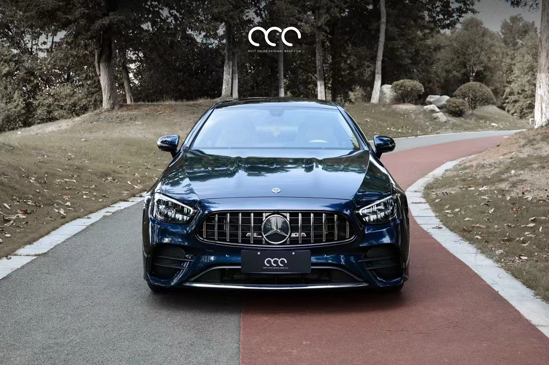 奔驰E260漫彩改色膜PET午夜蓝,介于蓝色和黑色之间_搜狐汽车_搜狐网
