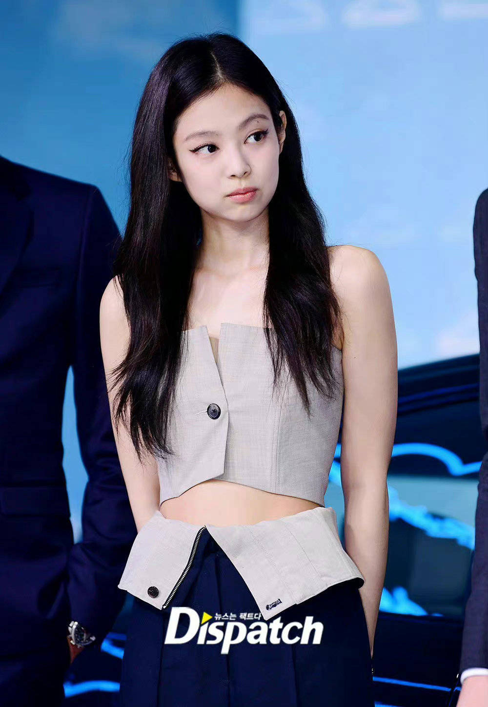 Jennie最新活动图曝光 秀蛮腰直角肩甜笑状态佳-搜狐大视野-搜狐新闻