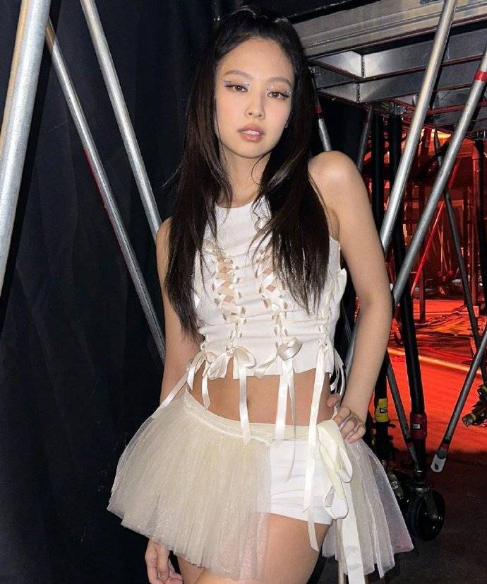 Jennie晒出对镜自拍照 身着白色露腰短裙秀身材 搜狐大视野 搜狐新闻 6375