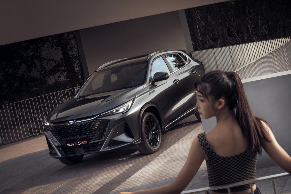 配30英寸三联屏，交互能力一流，欧尚X5 PLUS：年轻人的靠谱伙伴_搜狐汽车_搜狐网