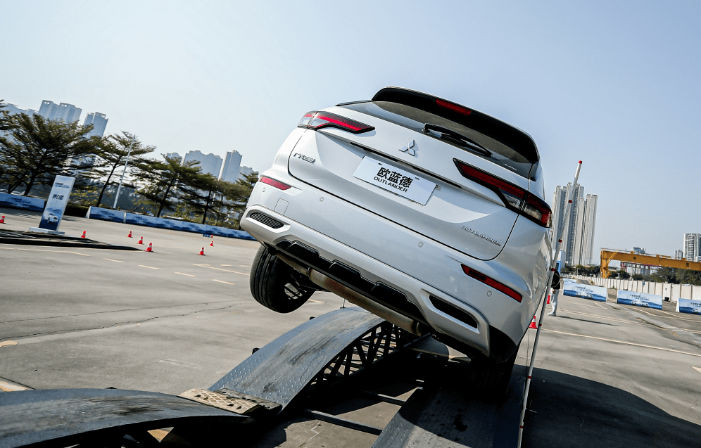 搭载S-AWC四驱，能公路能越野，试驾广汽三菱全新欧蓝德_搜狐汽车_搜狐网