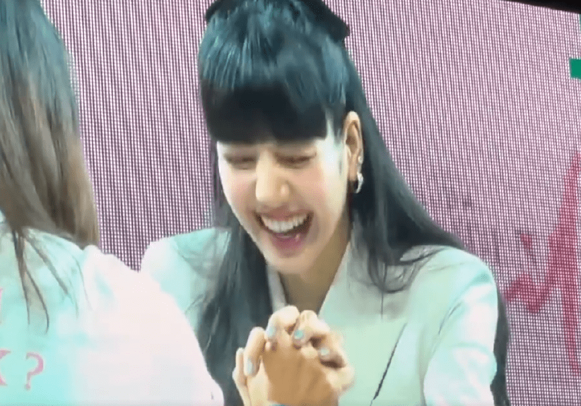 Lisa见面会与粉丝积极互动 反差萌比心搞怪可爱-搜狐大视野-搜狐新闻