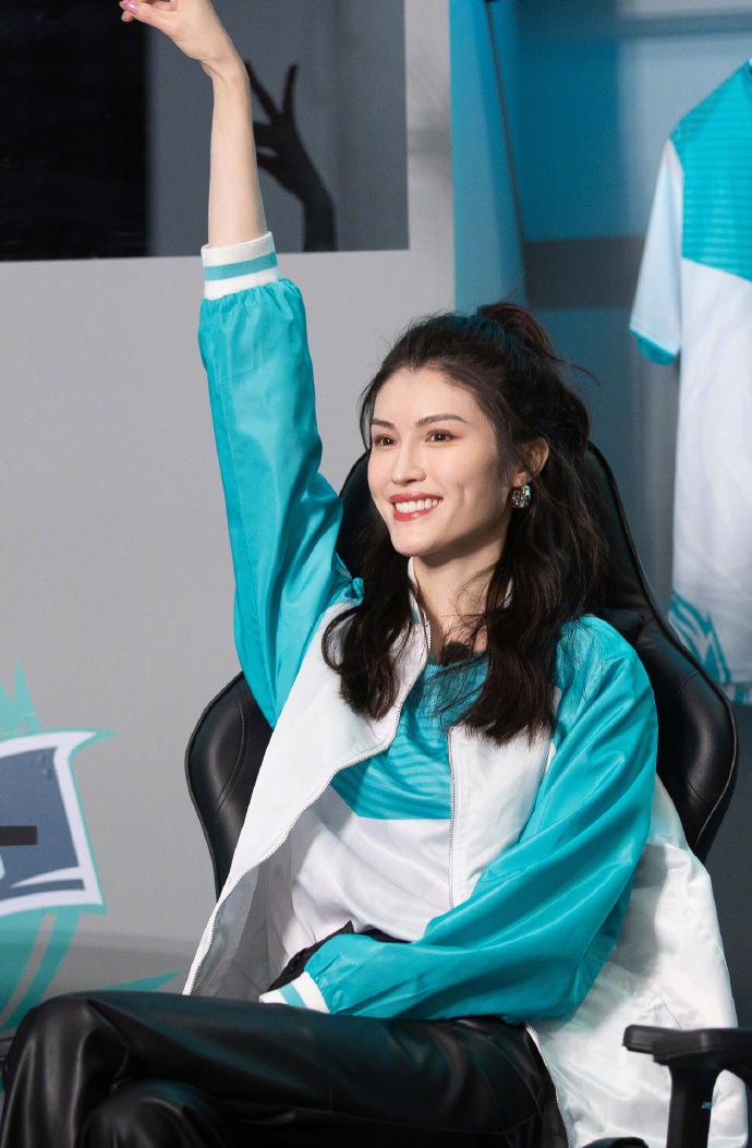 国际名模何穗分享新写真，低胸背心凸显雪白肌肤和苗条身材 - 娱乐八卦