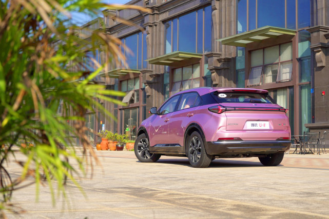 海川品车|8155成标配 体验15万级电车内卷王哪吒U-II_搜狐汽车_搜狐网