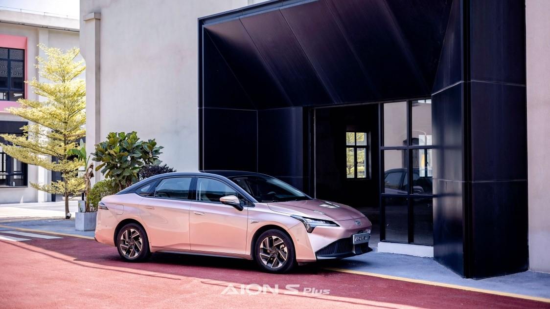 配置很顶，价格很美！AION S Plus热销加推70乐享版_搜狐汽车_搜狐网