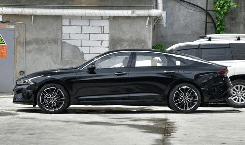 起亚K5中型轿车，溜背式的造型，搭2.0T+8AT，选它还是选凯美瑞？_搜狐汽车_搜狐网