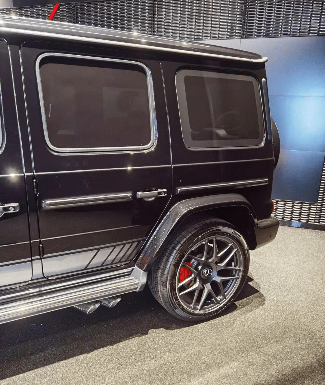 55周年的AMG G55售价要300多万，热辣的红内有点闷骚。_搜狐汽车_搜狐网
